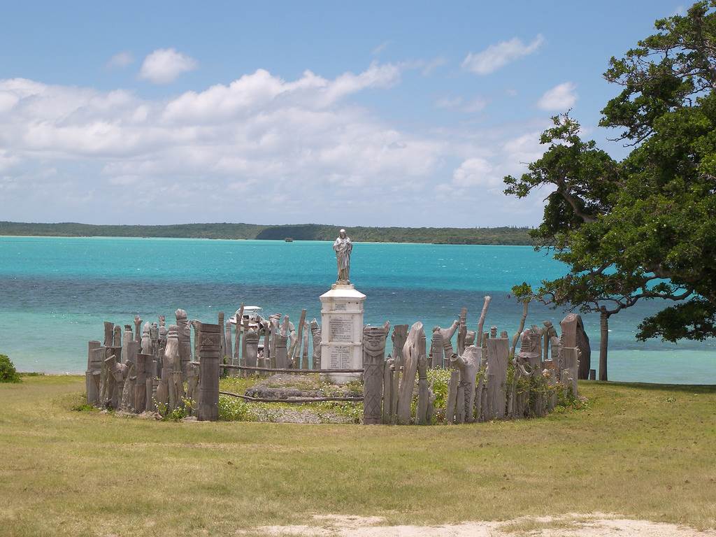 Palissade sculptée de l’île des Pins - Resa.nc