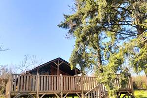Cabane du trappeur avec vue sur le lac - Les Auzerals Camping du Lac ...