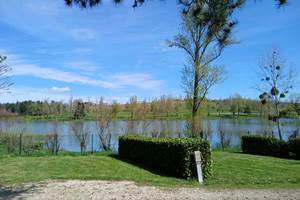 Emplacement vue direct sur lac - Les Auzerals Camping du Lac ...