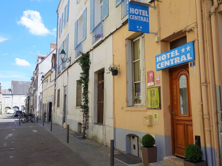 L'Accès à l'Hôtel - Hôtel Central - MONTARGIS - FRANCE